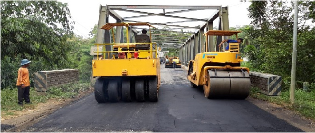 Perbaikan Jalan di Jembatan Desa Ngembul - RMI